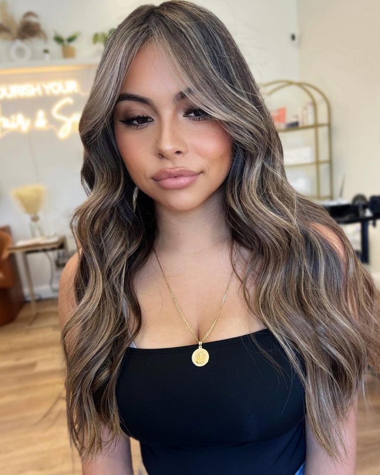 50 coiffures avec des mèches blondes sur des cheveux foncés
