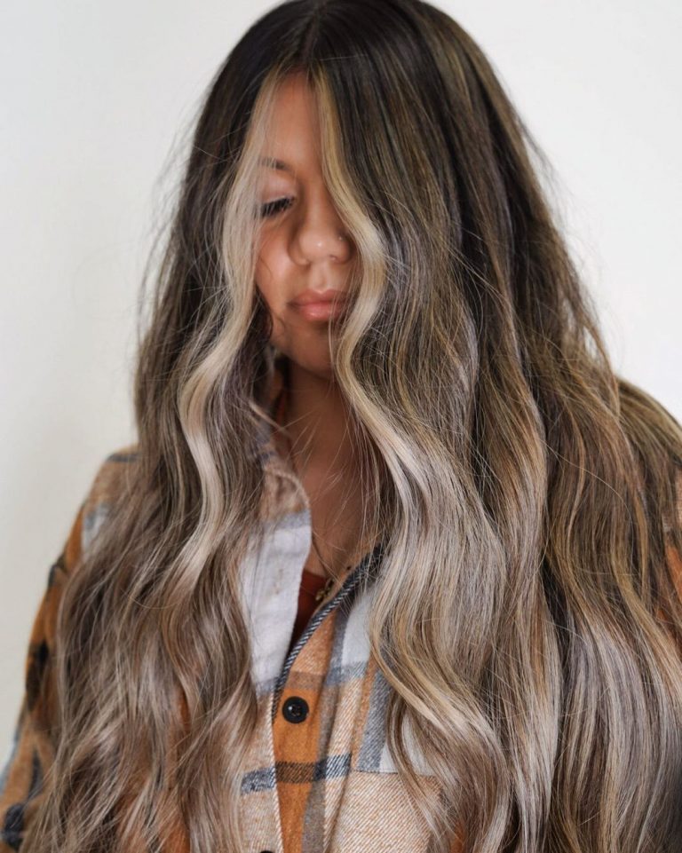 50 coiffures avec des mèches blondes sur des cheveux foncés