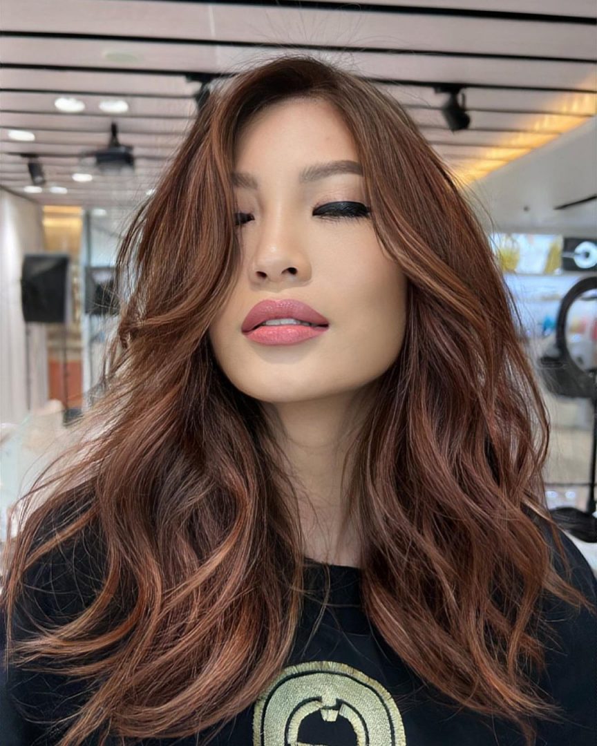 65 looks de pelo castaño con mechas caramelo que debes probar ahora mismo