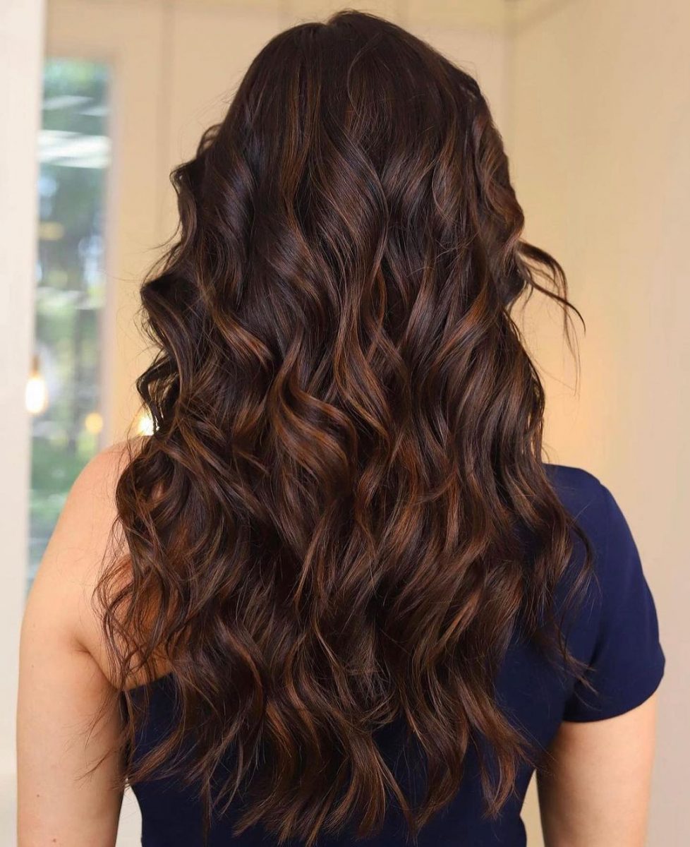 65 looks de pelo castaño con mechas caramelo que debes probar ahora mismo