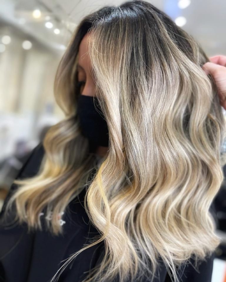 45 Impresionantes tendencias de pelo rubio medio largo para 2025