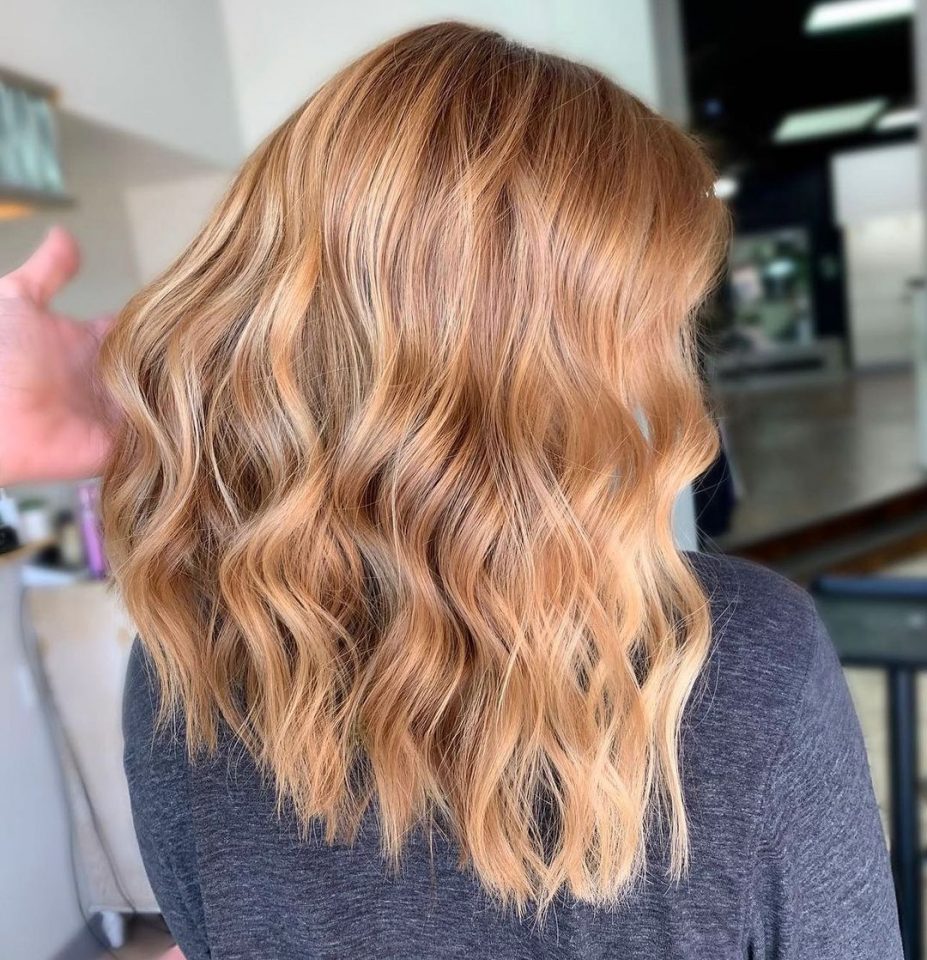 45 Impresionantes tendencias de pelo rubio medio largo para 2025