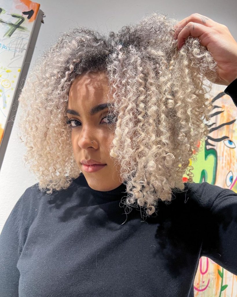 25 Medium-Length Curly Hair Trends Dominating 2025