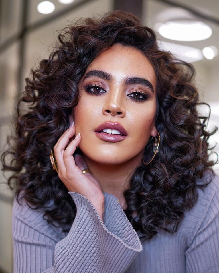 25 Medium-Length Curly Hair Trends Dominating 2025