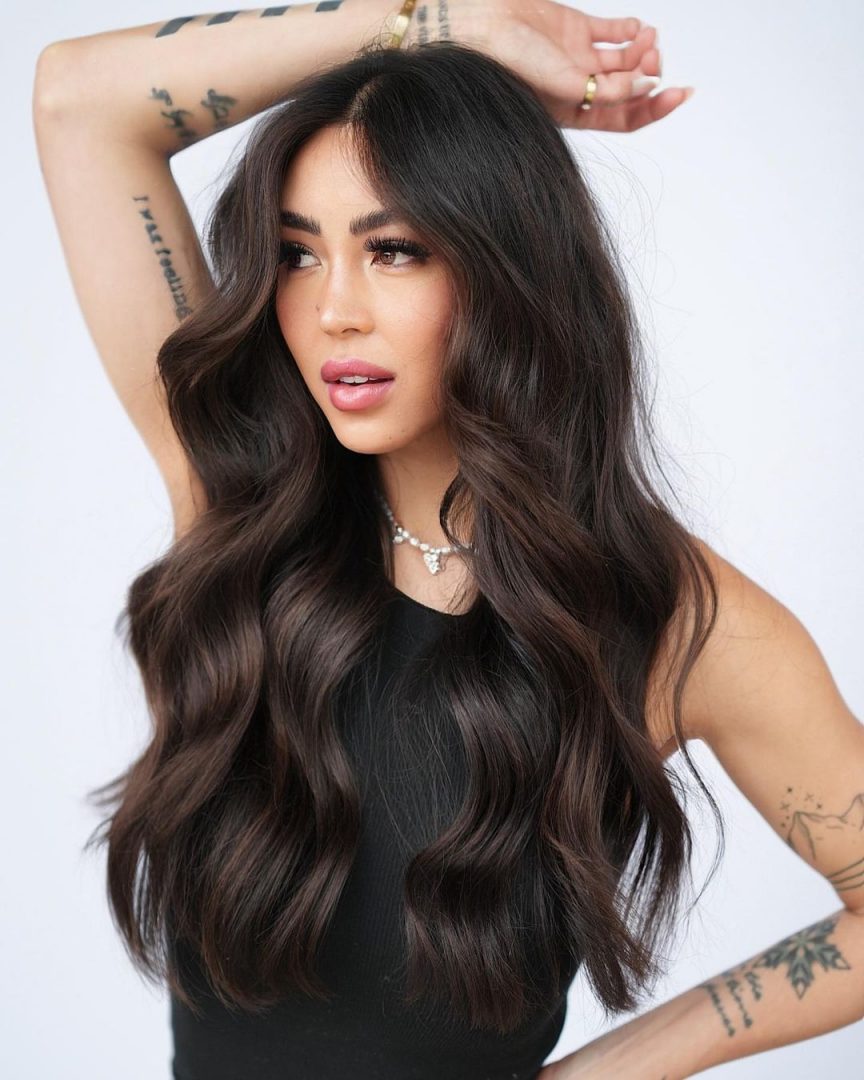 55 idées de couleurs de cheveux pour les brunes pour inspirer votre prochain look