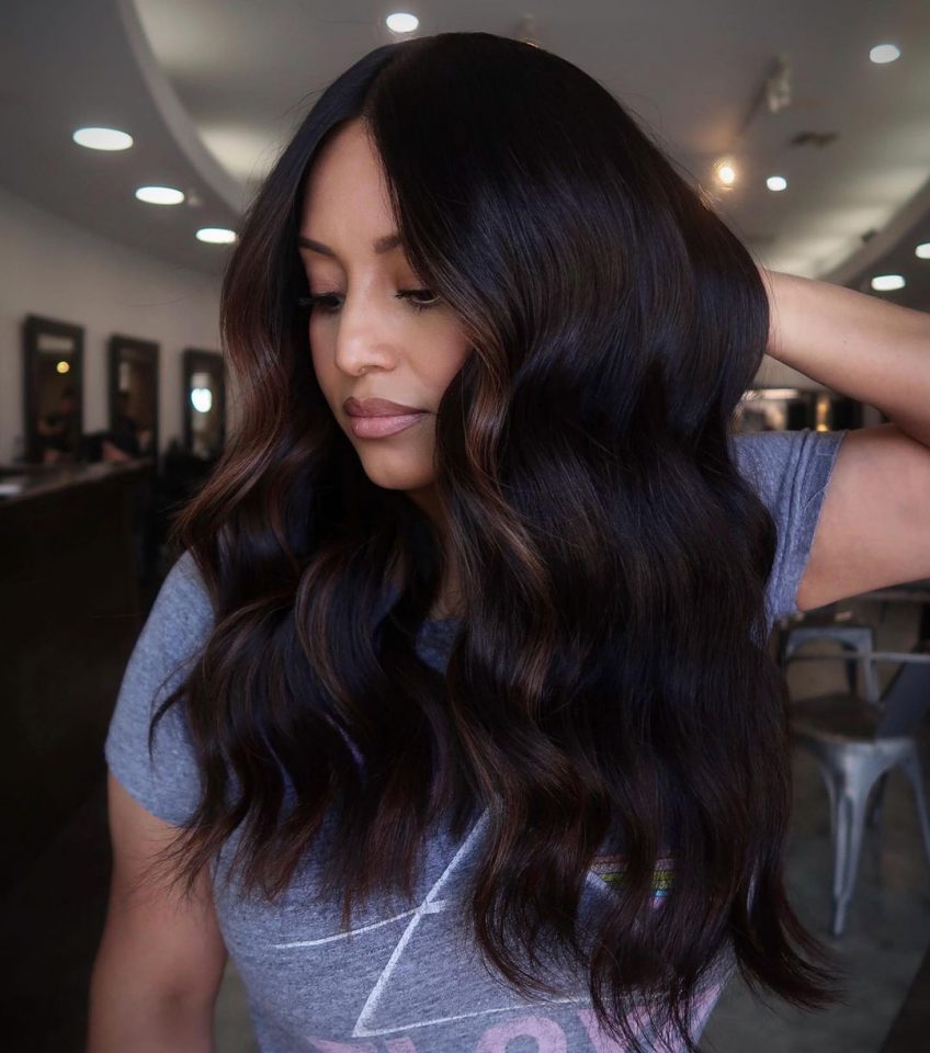 65 idées de cheveux bruns foncés à essayer dès maintenant