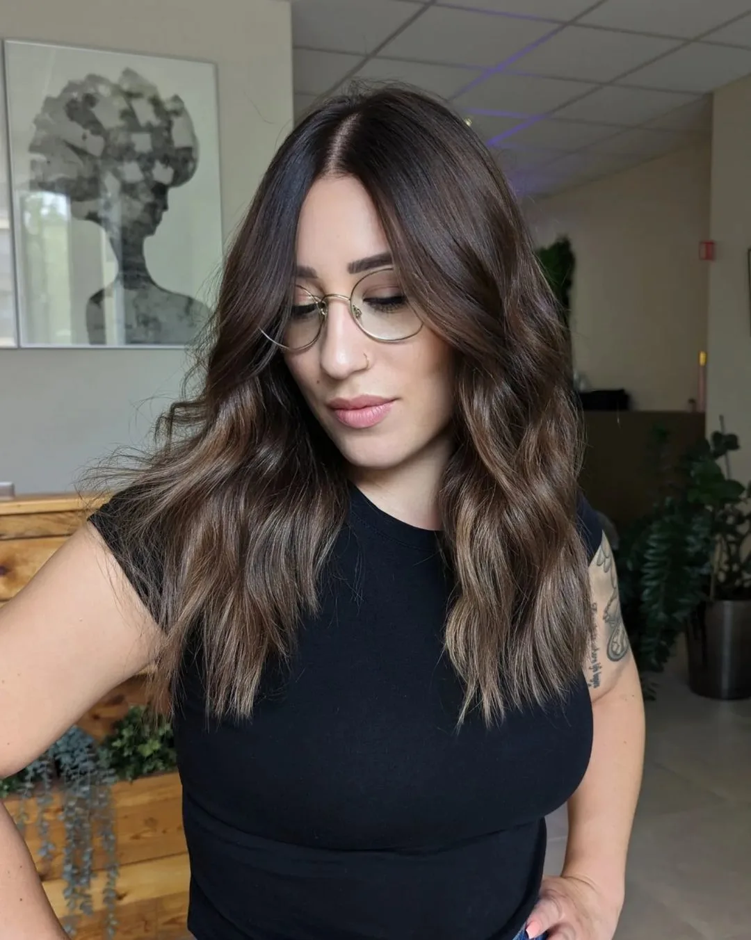 50 looks de balayage para cabello castaño ceniza con un toque de chica cool