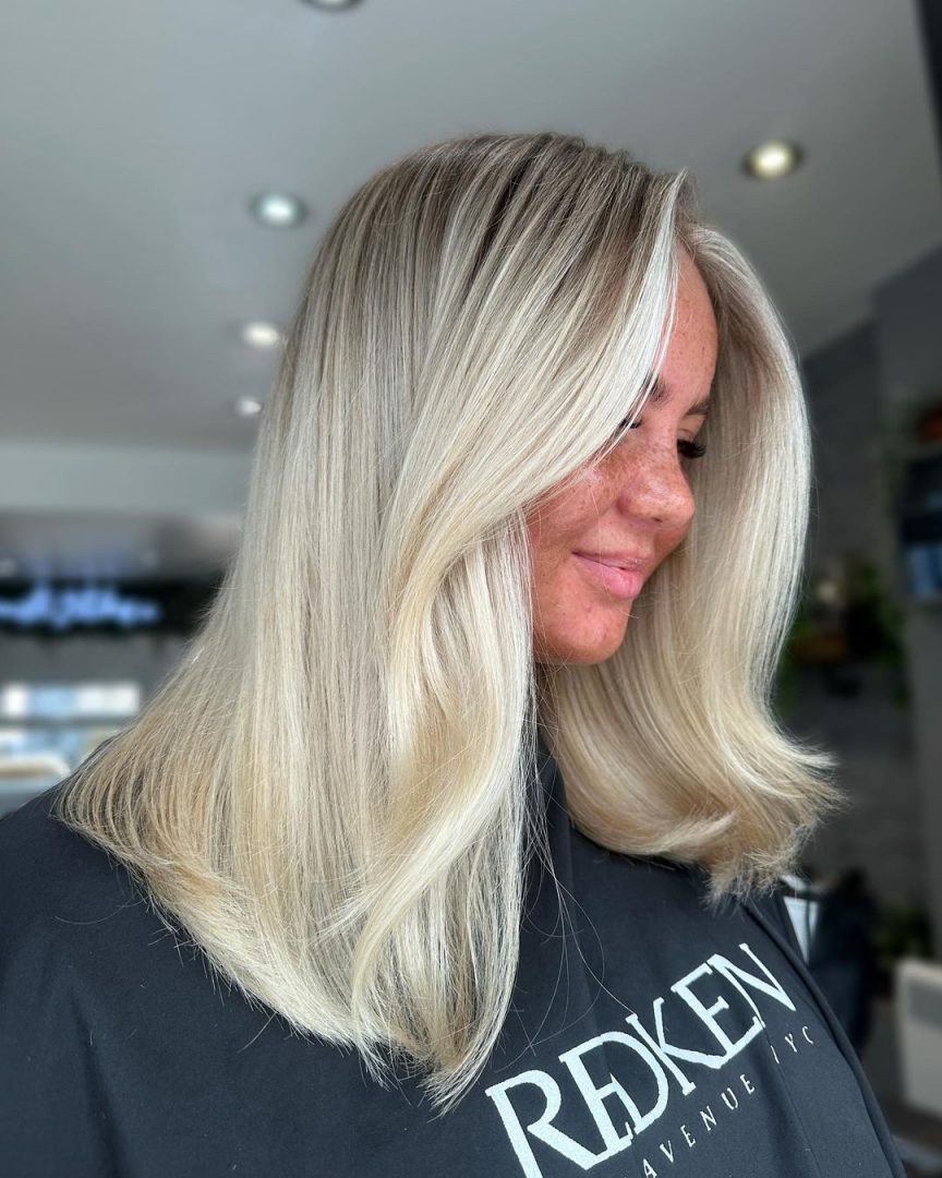 45 Impresionantes tendencias de pelo rubio medio largo para 2025