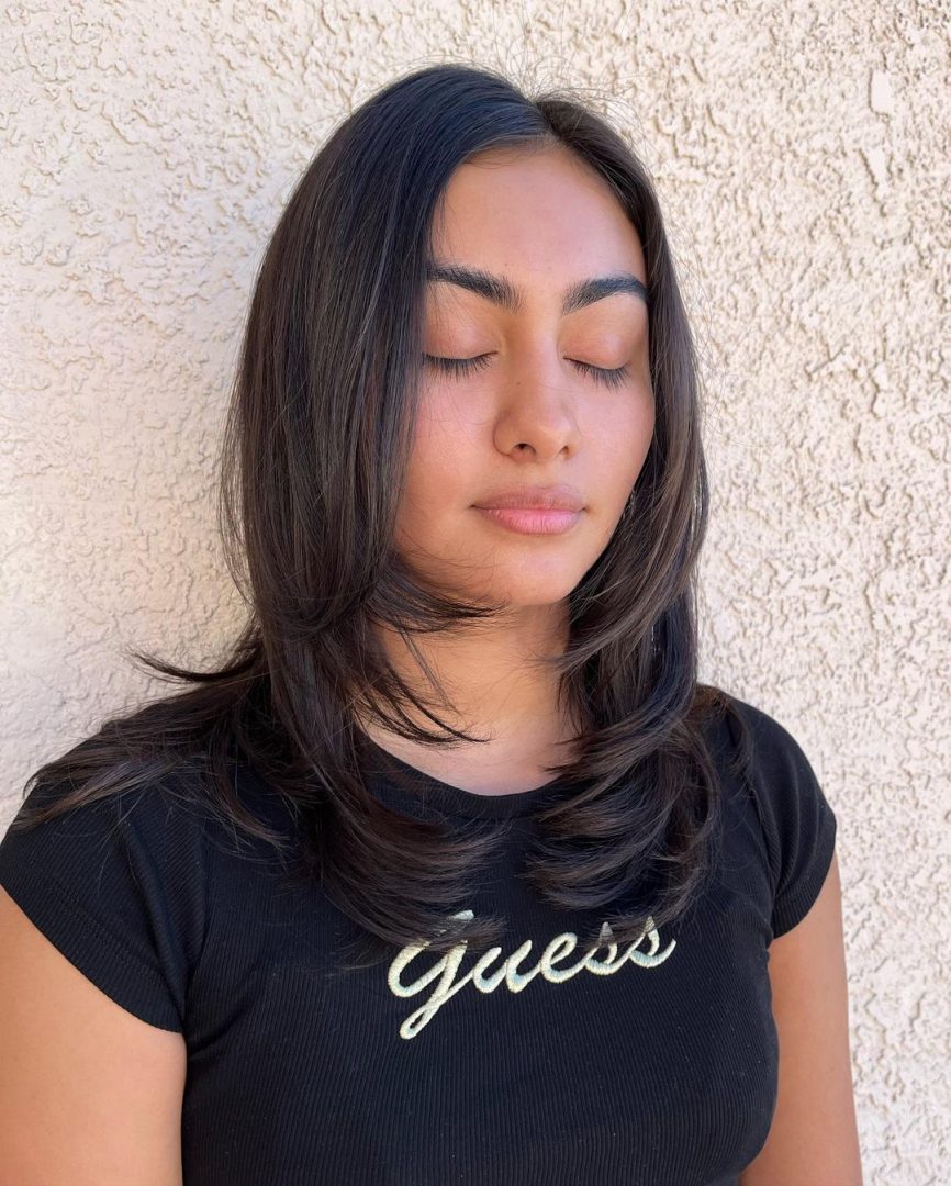 30 Attractive Face-Framing Layers For Medium-Length Hair