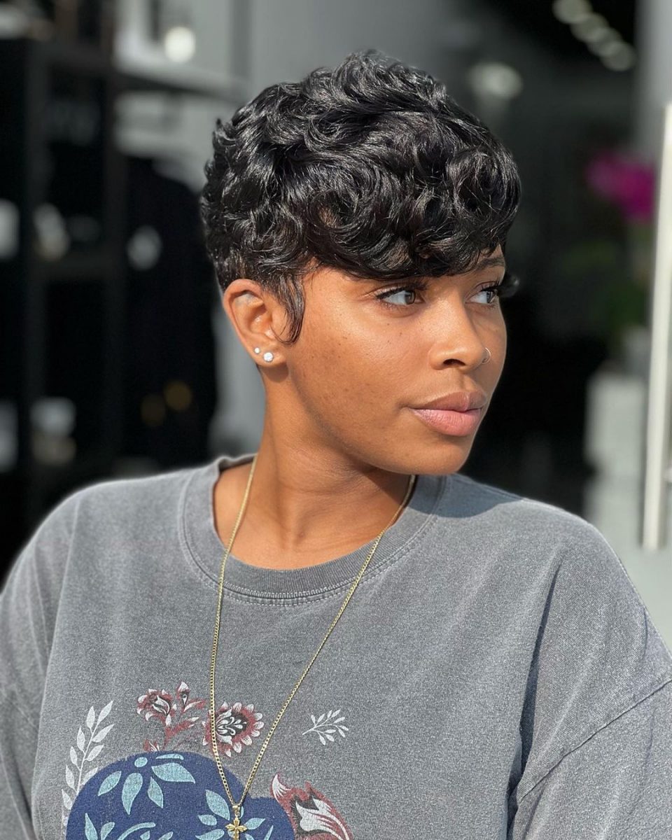 25 Tagli di capelli corti ricci più sexy del 2025