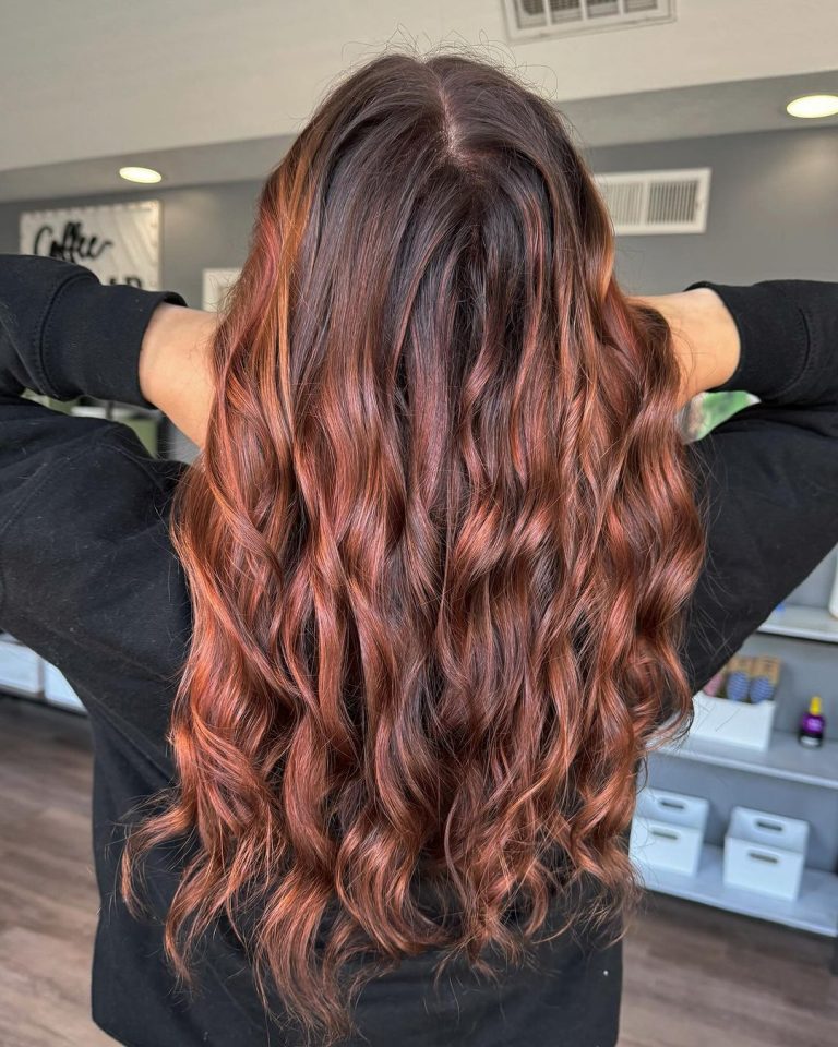 50 tendances incontournables pour les cheveux brun-rouge en 2025