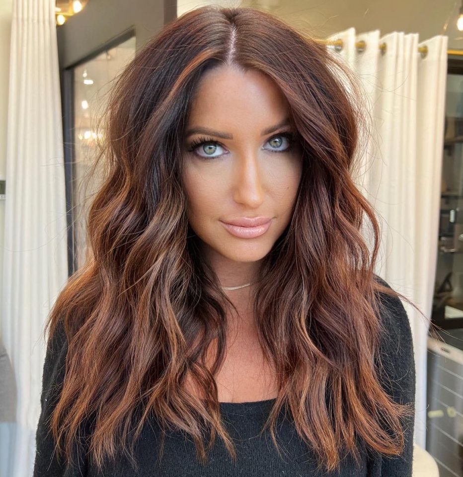 50 tendances incontournables pour les cheveux brun-rouge en 2025