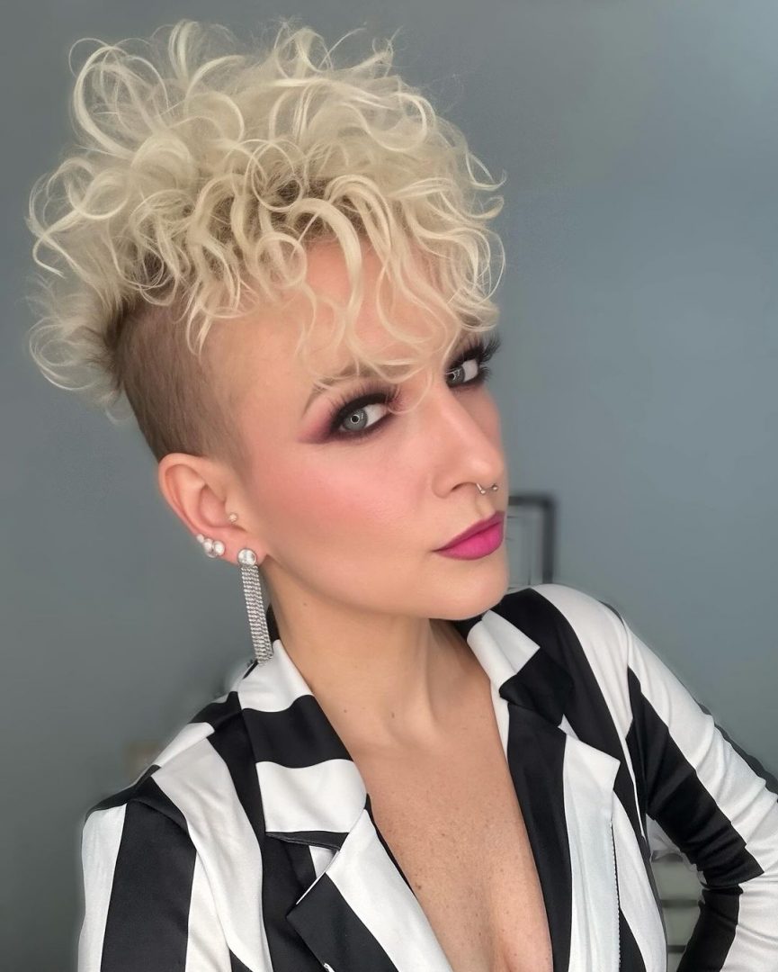 25 Tagli di capelli corti ricci più sexy del 2025