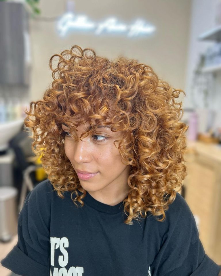 25 Tagli di capelli corti ricci più sexy del 2025