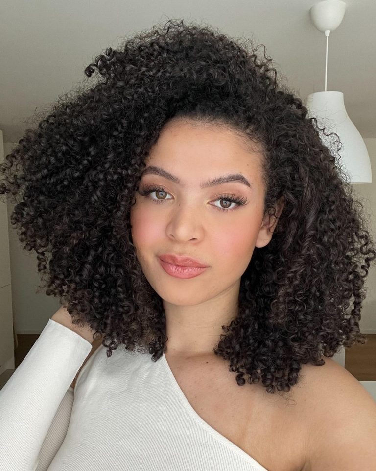 Las 21 tendencias más excitantes en cabello rizado 3C para 2025