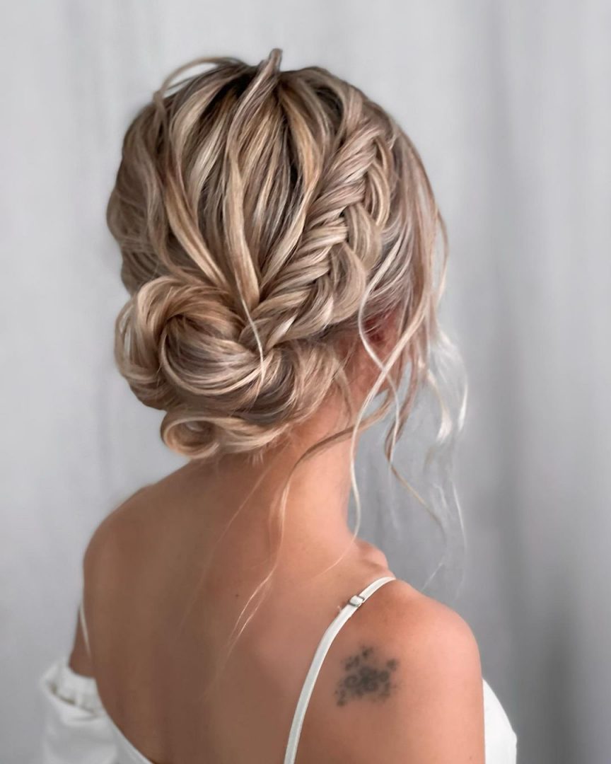 Save Time And Look Chic With These 23 Easy Updos For Medium Hair