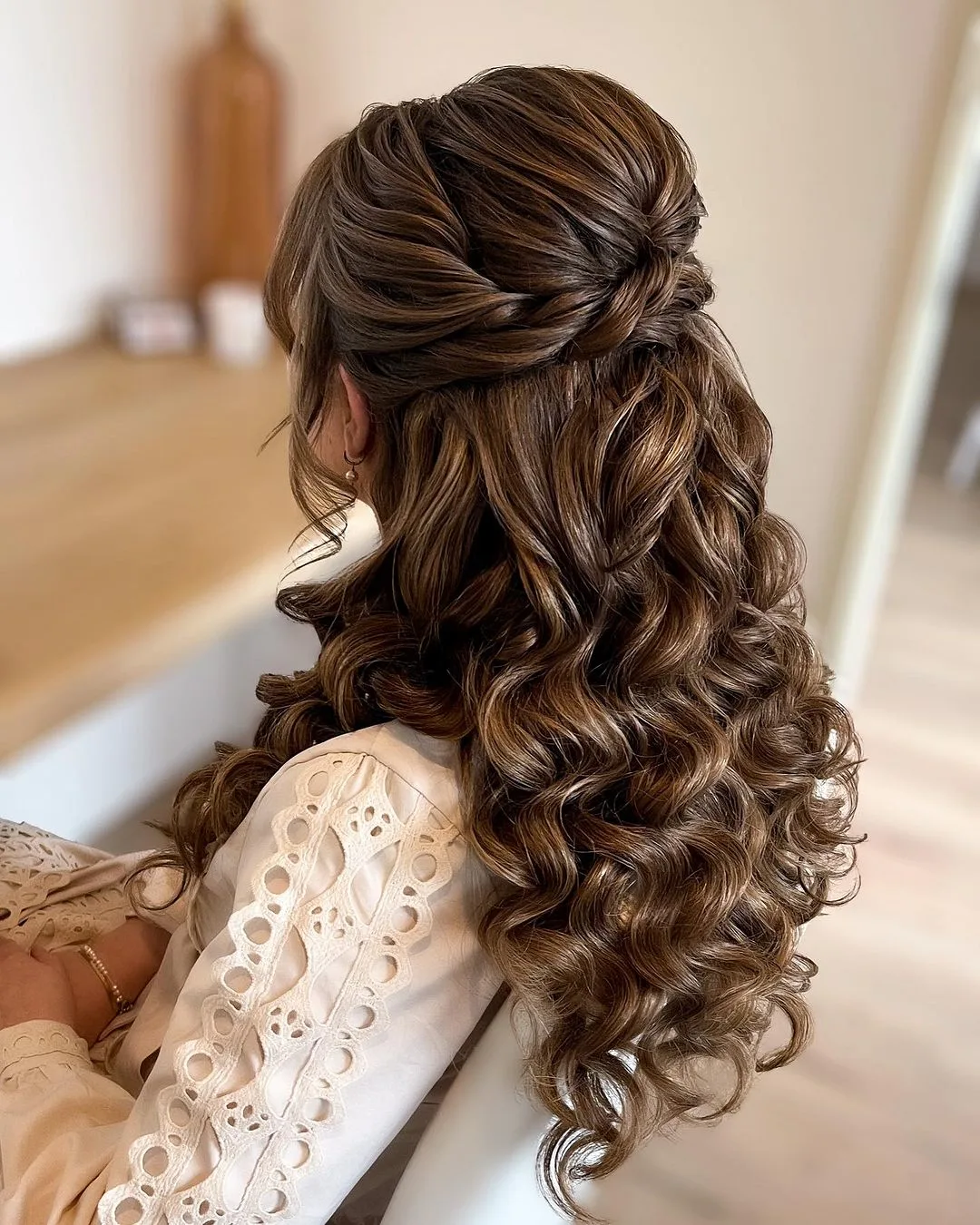 24 coiffures de mariage mi-hautes mi-bas à couper le souffle