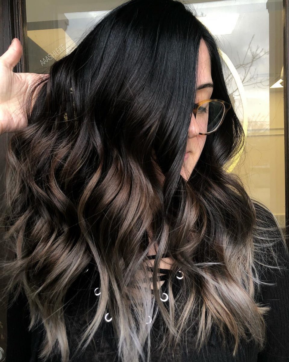 Estas 30 Tendencias De Pelo Negro Con Mechas Están Llamando Tu Nombre