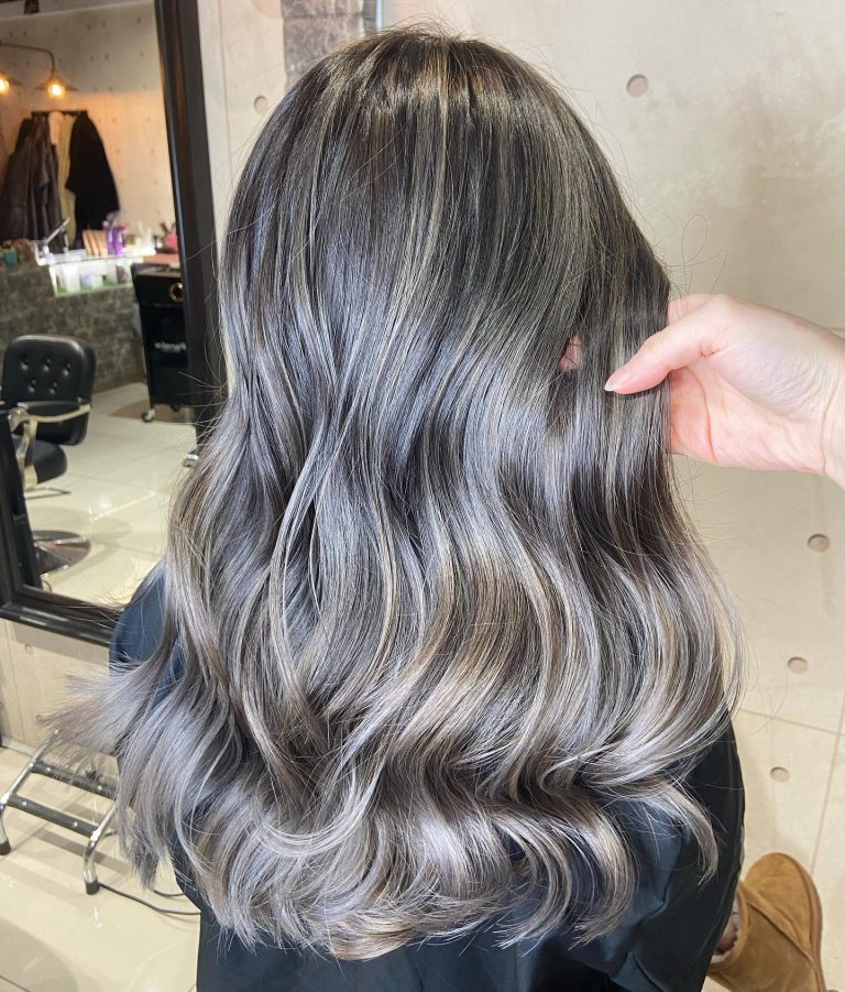 Estas 30 tendencias de pelo negro con mechas están llamando tu nombre