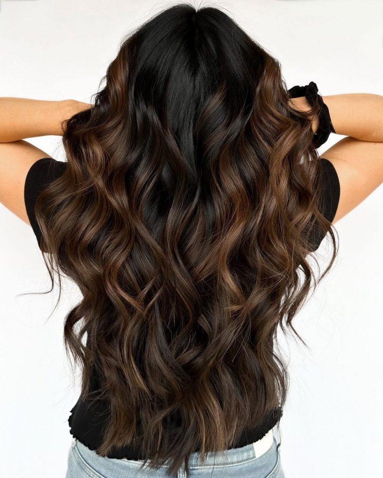 Estas 30 tendencias de pelo negro con mechas están llamando tu nombre