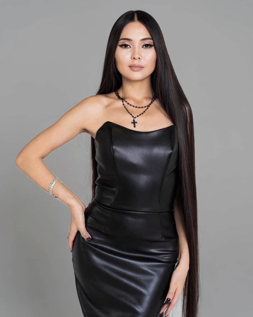 No querrás perderte estas 25 ideas atemporales para el pelo largo negro