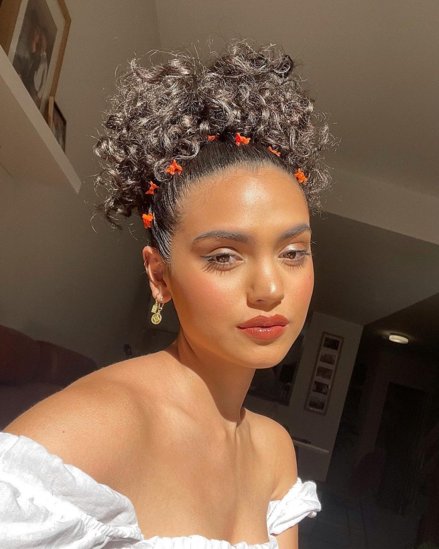 30 ideas creativas para animar los peinados rizados cortos