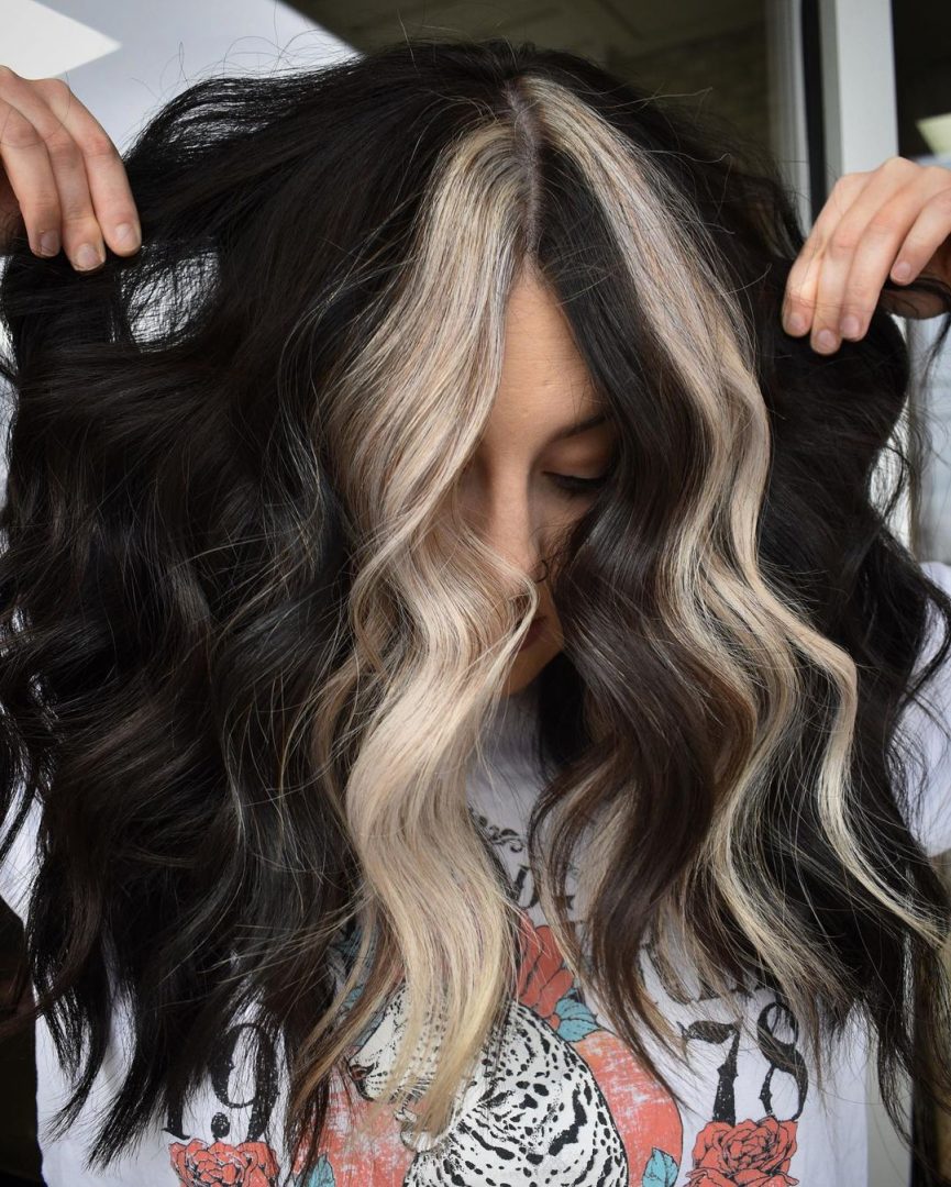 Estas 30 tendências de cabelo preto com madeixas estão a chamar pelo ...