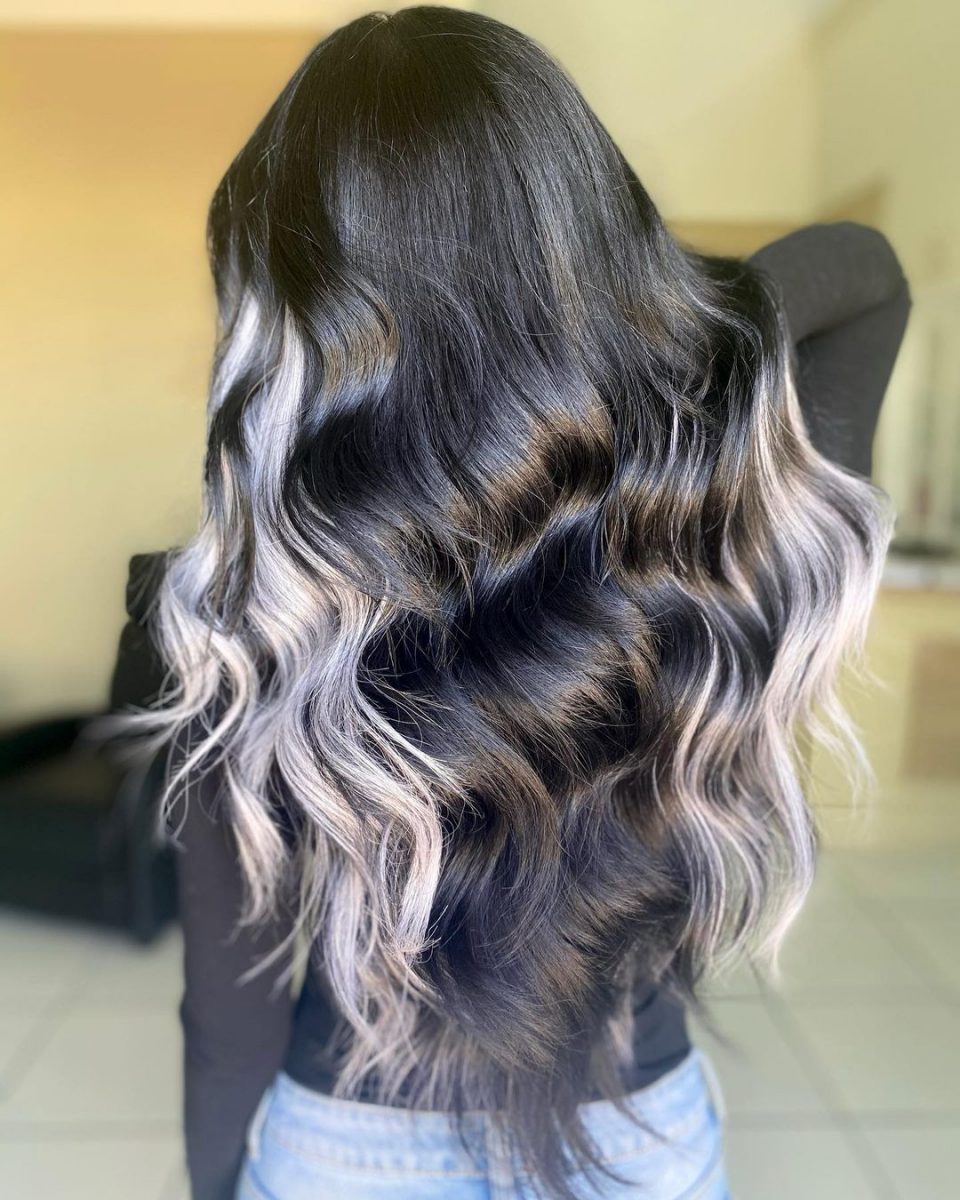 Estas 30 tendências de cabelo preto com madeixas estão a chamar pelo ...
