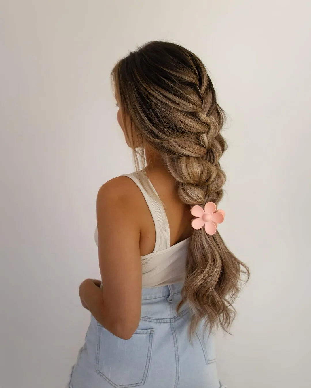 18 Easy Claw Clip Hairstyles For Long Hair That Are A Must-Try