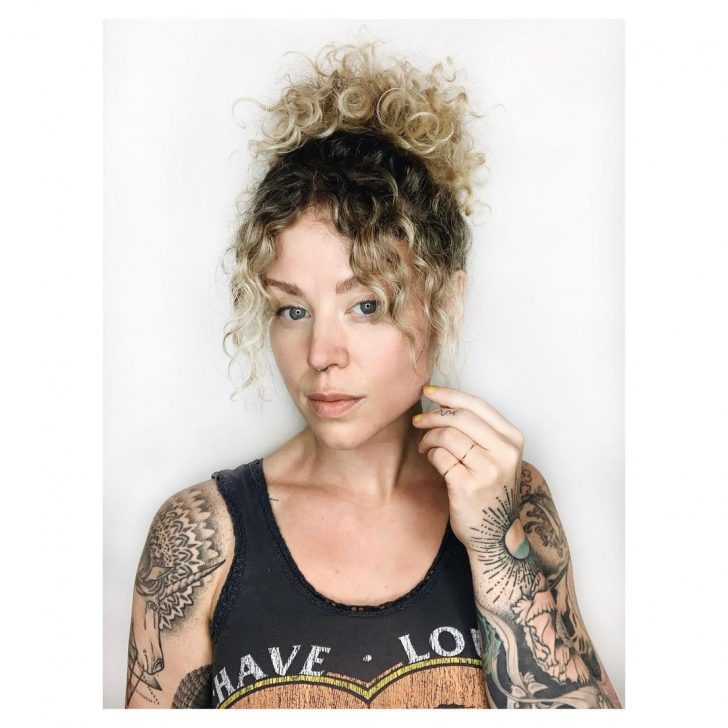 22 Flattering Ways To Pair Curtain Bangs With Curly Hair