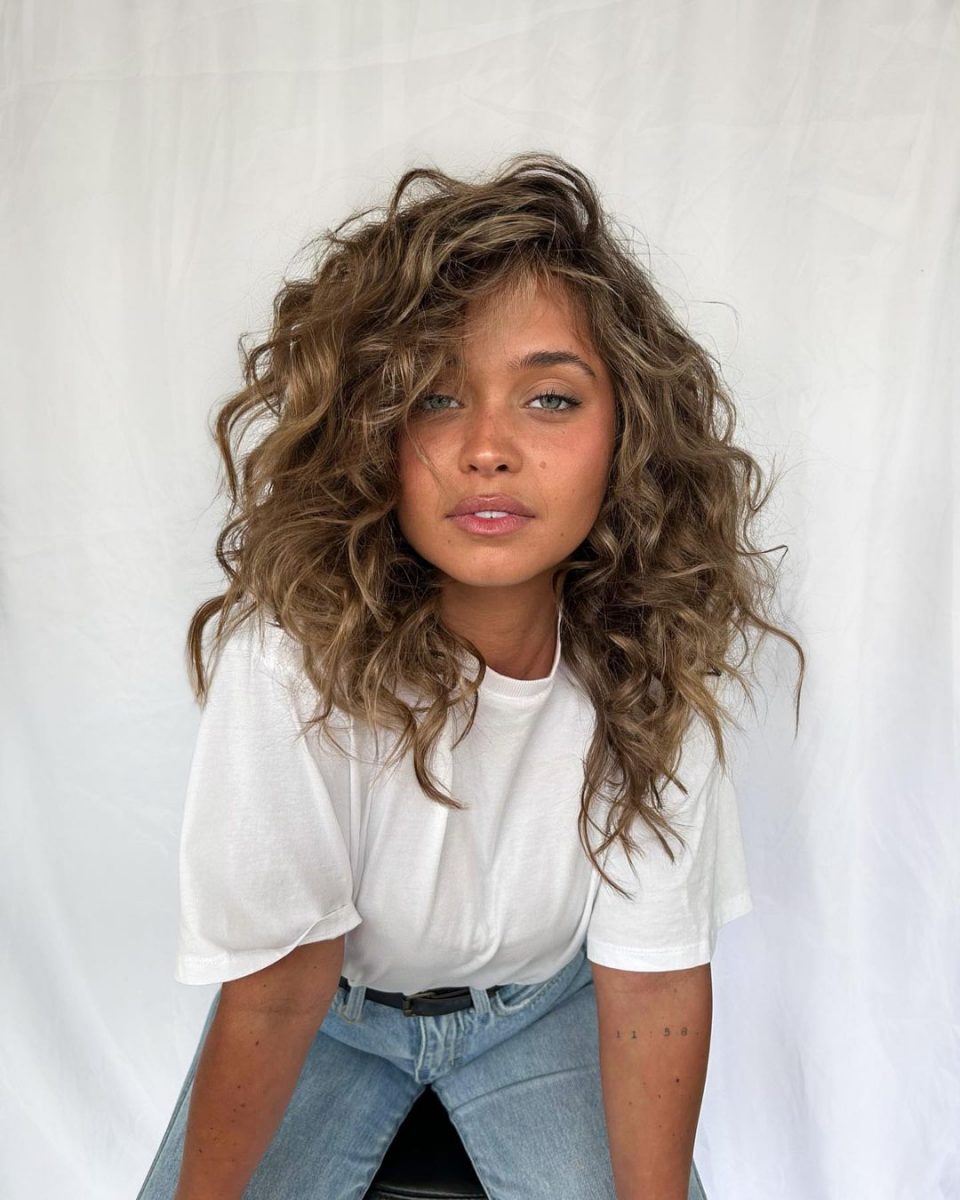 21 ideias de cabelos ondulados em camadas para um look animado e dinâmico