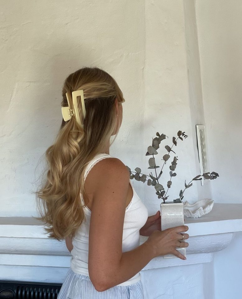 18 Easy Claw Clip Hairstyles For Long Hair That Are A Must-Try