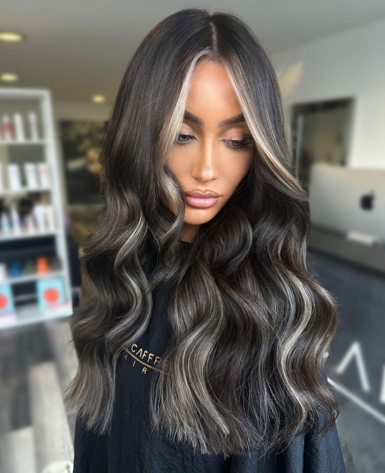 22 maneras de llevar el pelo moreno con la tendencia Money Piece