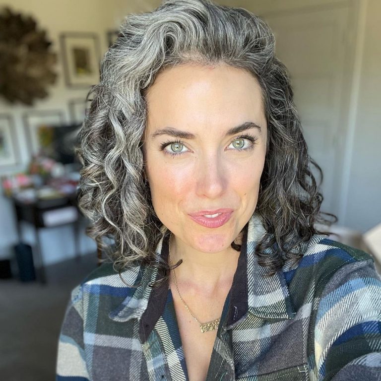 23 Alluring Short Wavy Hair Ideas To Try In 2025