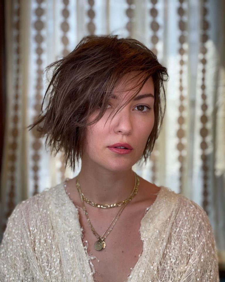 These 19 Choppy Chin-Length Haircuts Are Taking Over Salons