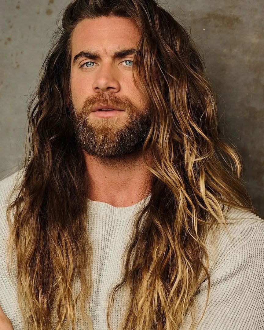 22 peinados más favorecedores para hombres con pelo ondulado
