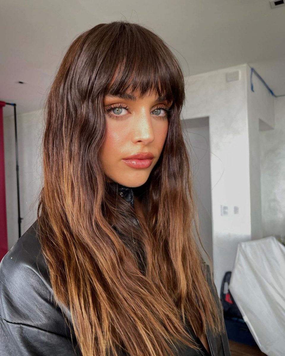 22 looks de pelo ondulado con flequillo que puedes probar hoy mismo