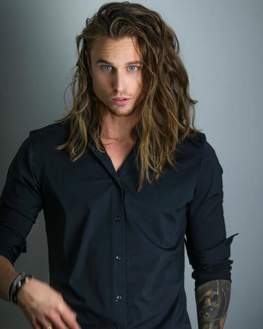 22 peinados más favorecedores para hombres con pelo ondulado