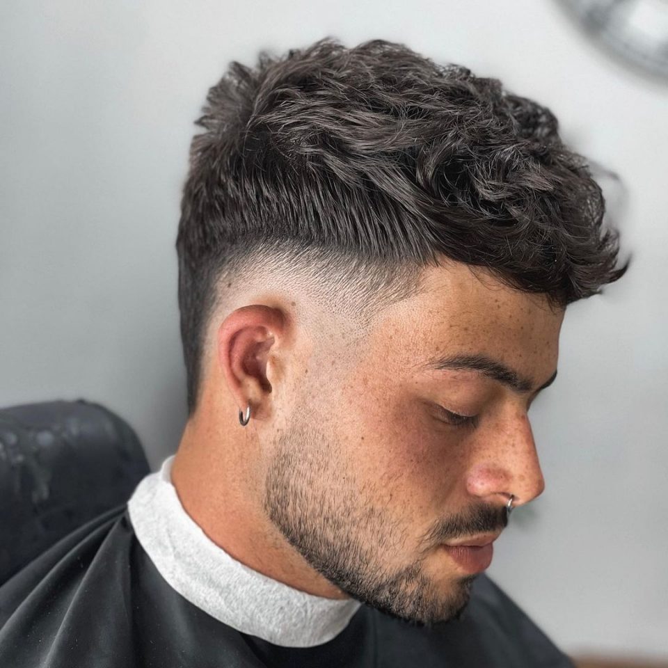 22 peinados más favorecedores para hombres con pelo ondulado