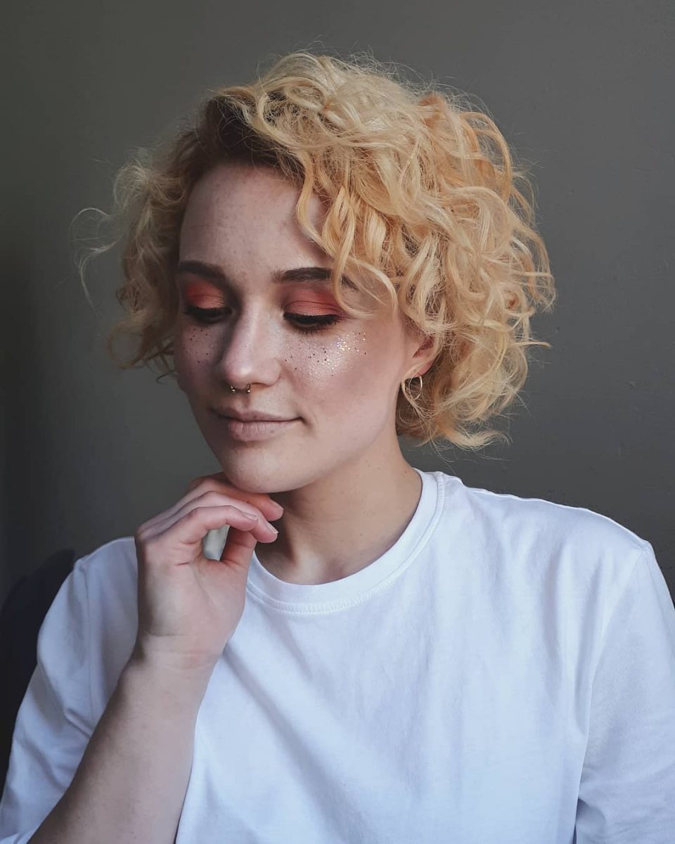 23 Alluring Short Wavy Hair Ideas To Try In 2025