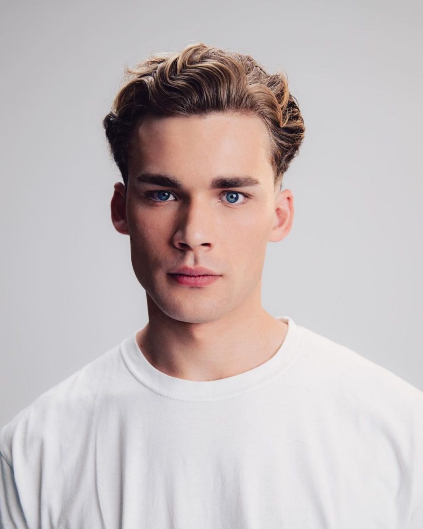 22 Most Flattering Hairstyles For Men With Wavy Hair