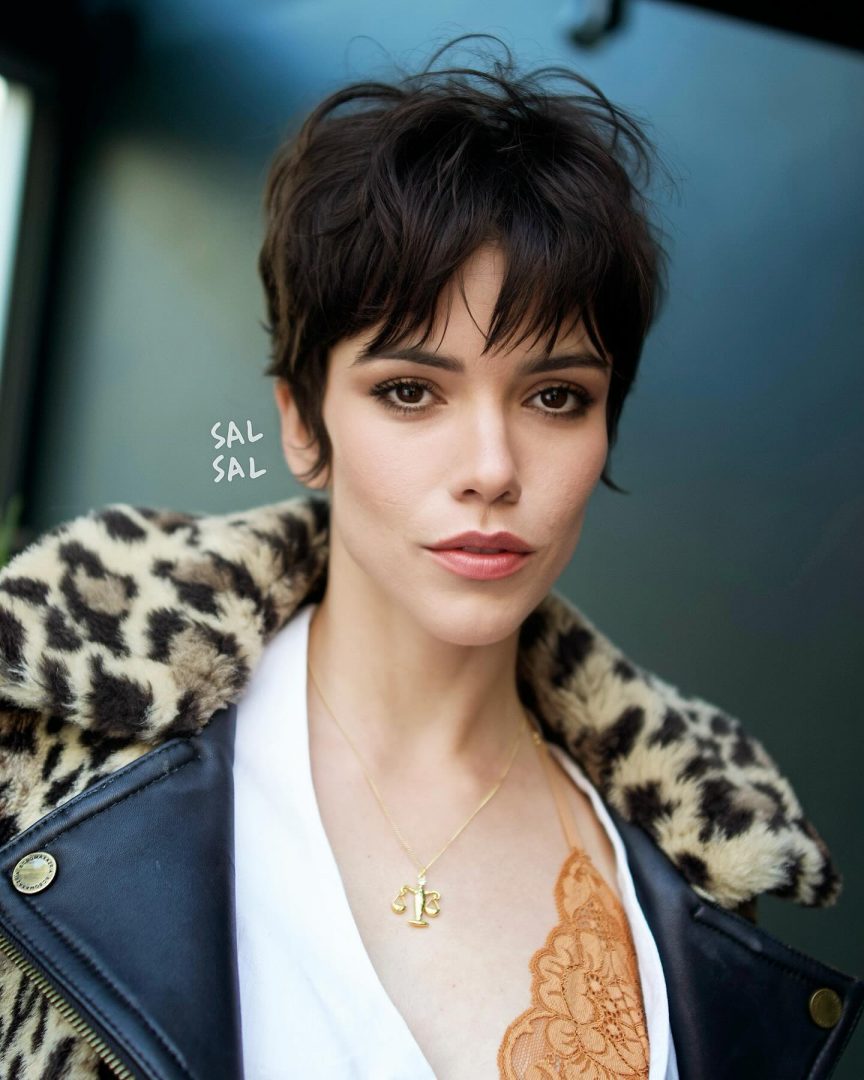 Short Hair With Face-Framing Layers Will Simplify Your Styling Routine