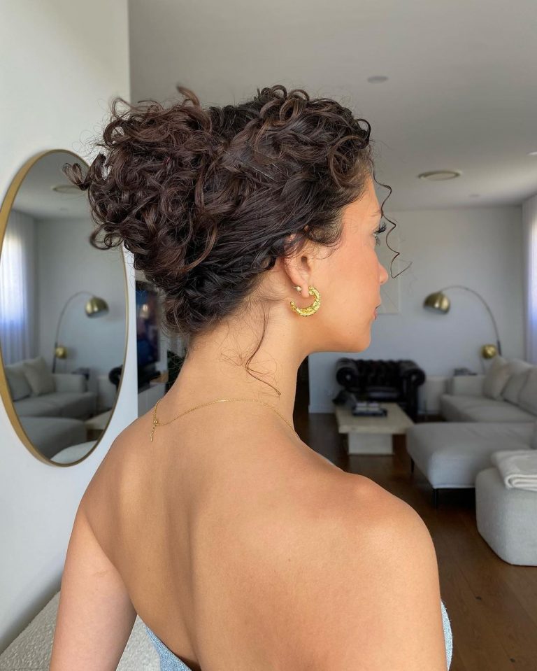 22 peinados rizados de moda para cabello mediano que no debes perderte