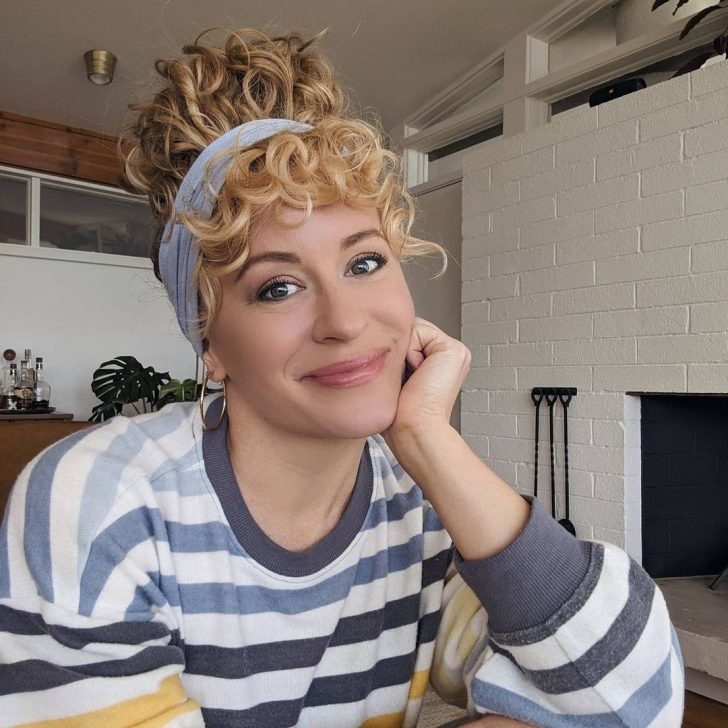 22 Trendy Curly Updos For Medium Hair You Shouldn’t Miss Out