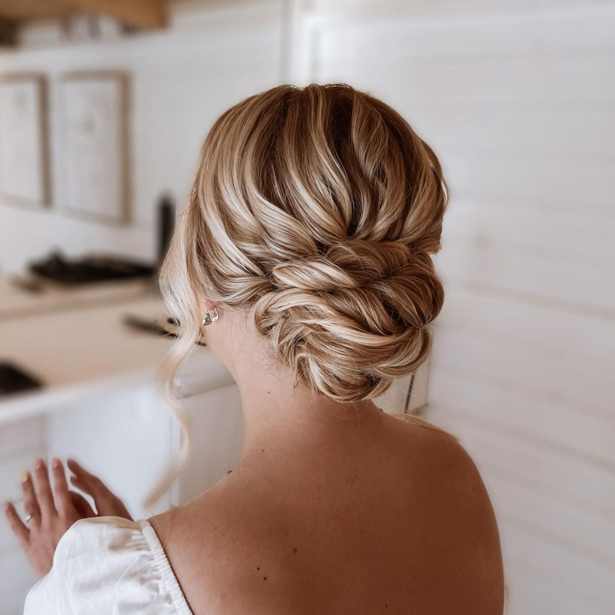 25 Striking Homecoming Updos To Impress Every Guest
