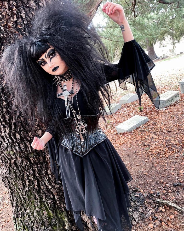 15 Iconic Goth Hair Ideas To Inspire Your Dark Side