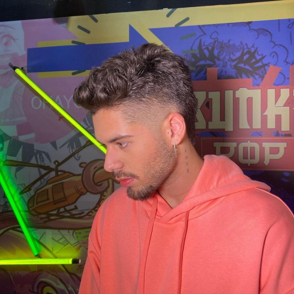 18 penteados masculinos modernos com corte inferior para experimentar em 2025