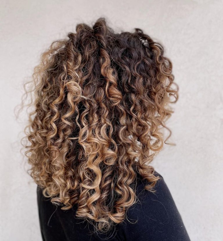 20 ideas de balayage rizado para realzar la textura de tu cabello