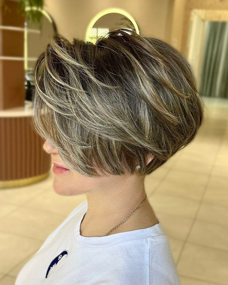 18 Best Feathered Bob Styles For A Voluminous And Feminine Look