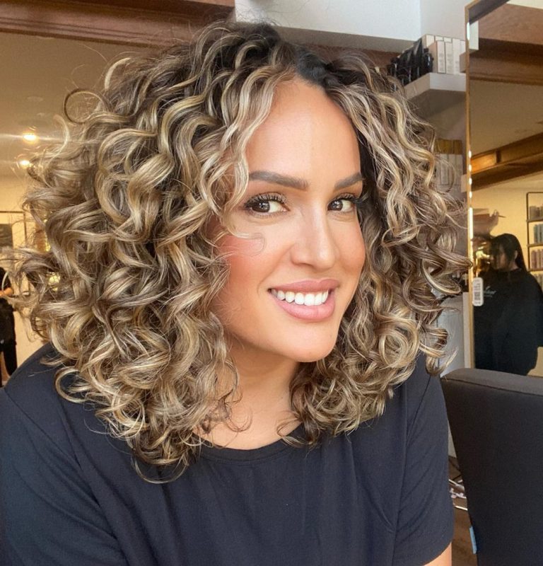 20 ideas de balayage rizado para realzar la textura de tu cabello